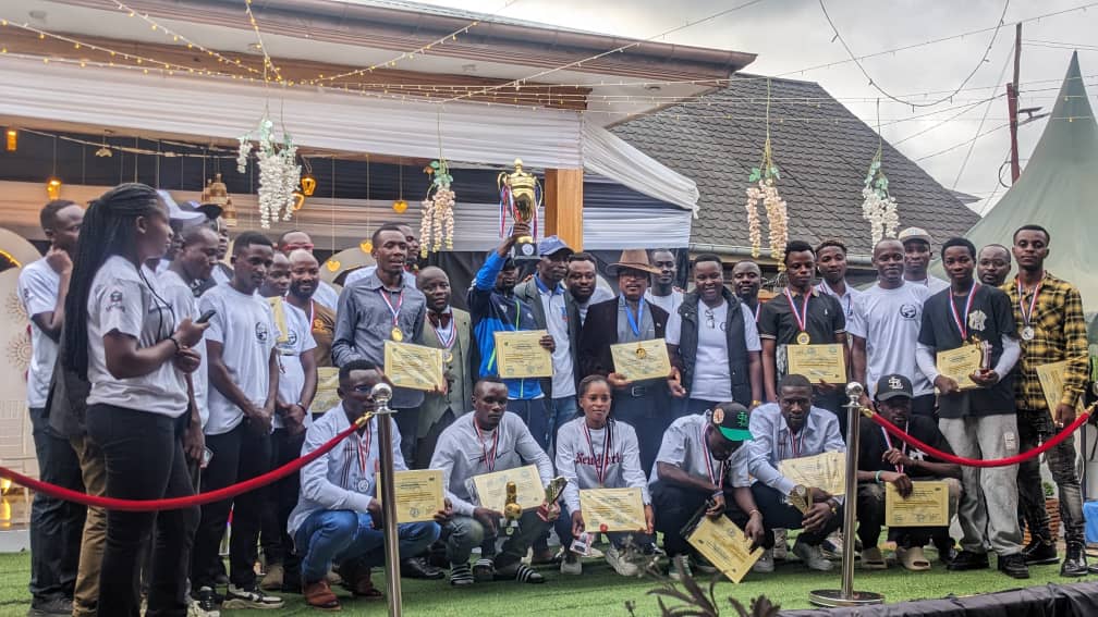 BENI : 4 joueurs , coach de l'as beni union et leurs président Charles ...
